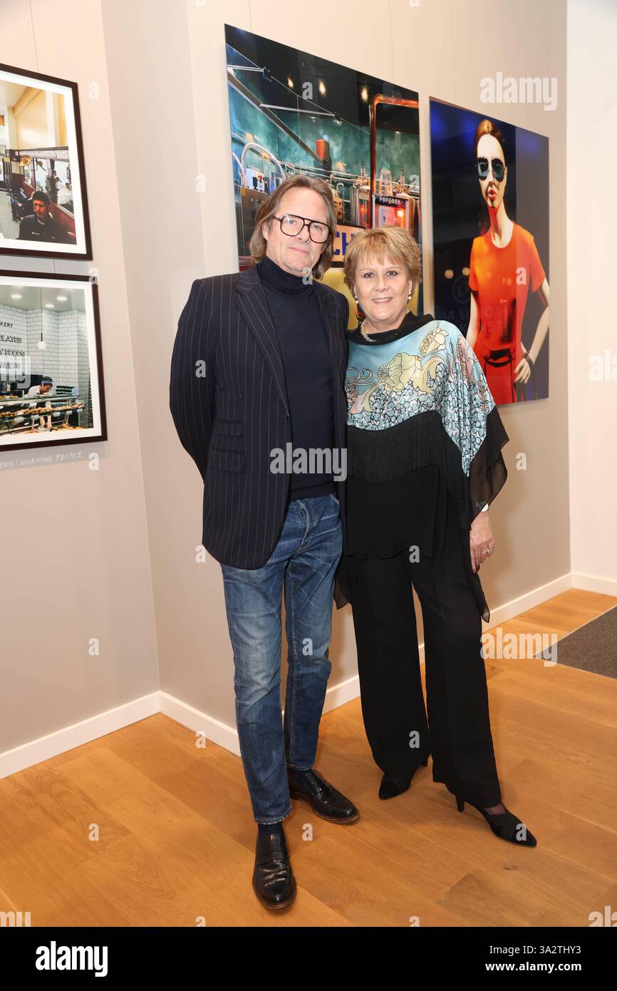 Kai Röffen und Galeristin Livia Lisboa. Handheld - so lautet der Titel ...