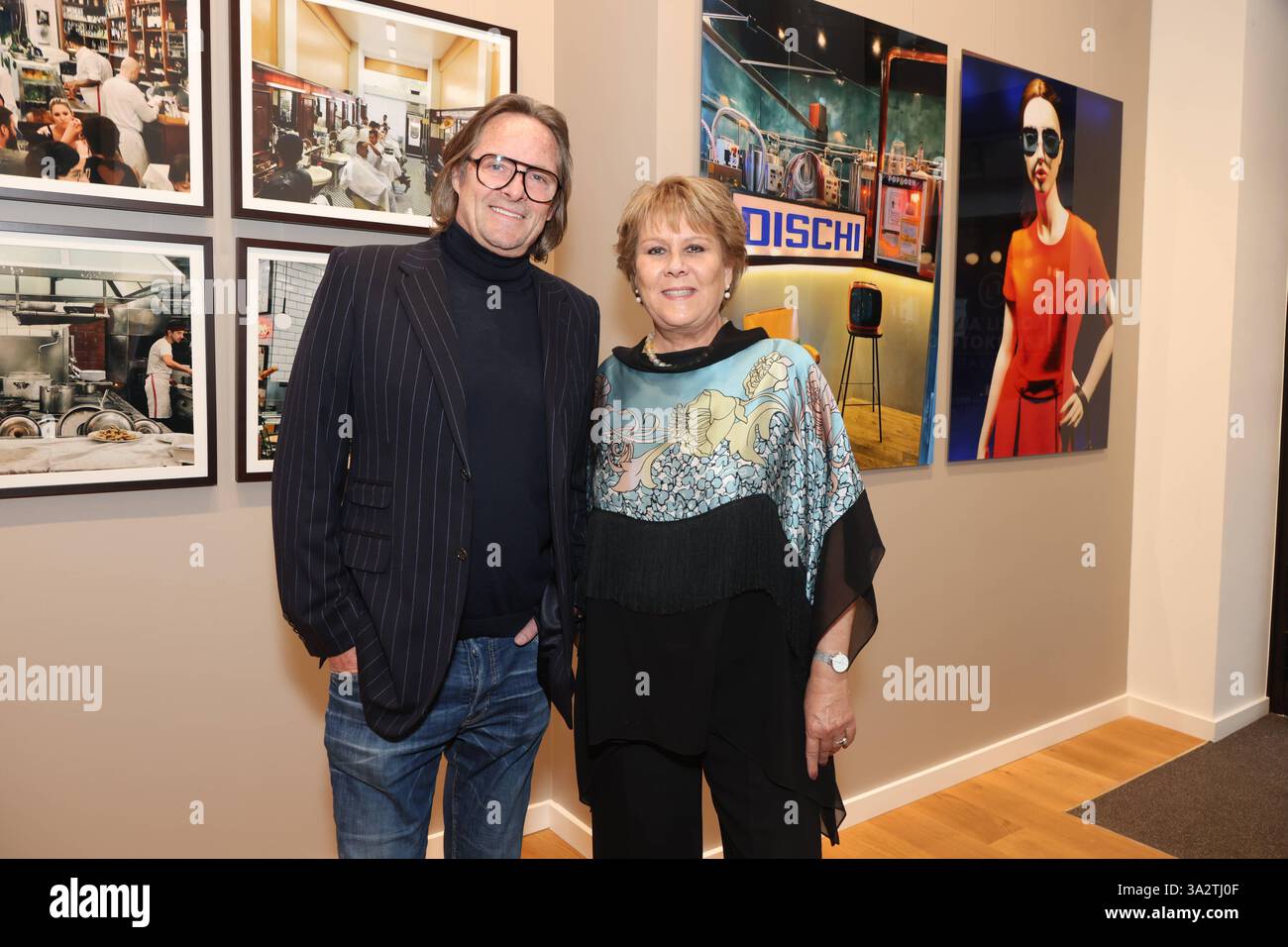 Kai Röffen und Galeristin Livia Lisboa. Handheld - so lautet der Titel ...