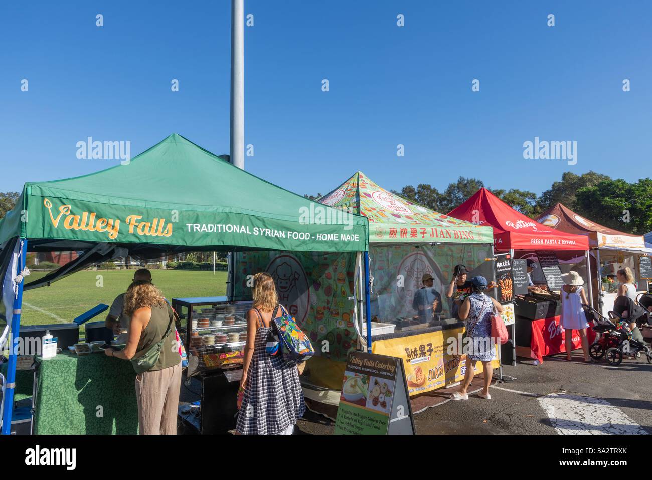 The Beaches Farmers market and stallholders in Warriewood Sydney ...