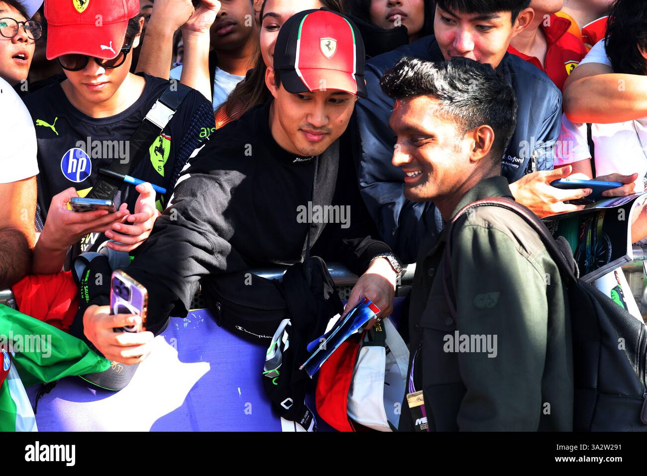 Lawrence Barretto (GBR) Formula 1 Senior Writer Editor with fans. 14.03 ...