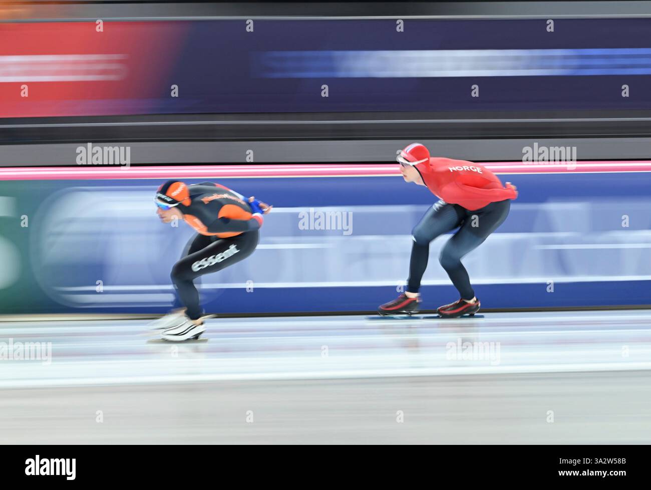 Sander Eitrem of Norway (L) and Beau Snellink of Netherlands compete in ...