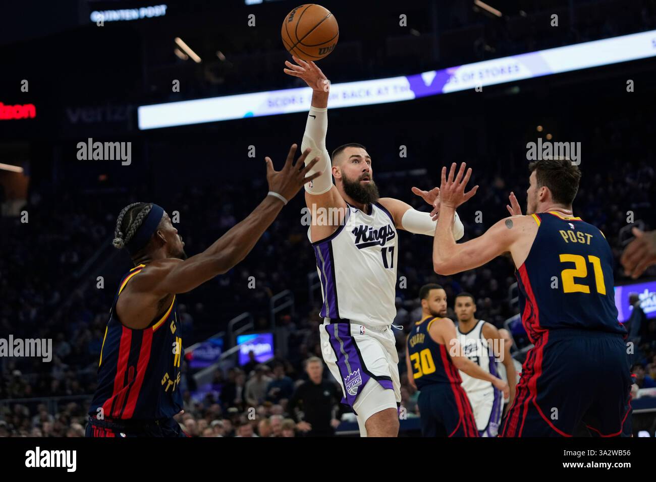 Sacramento Kings center Jonas Valanciunas (17) passes between Golden ...
