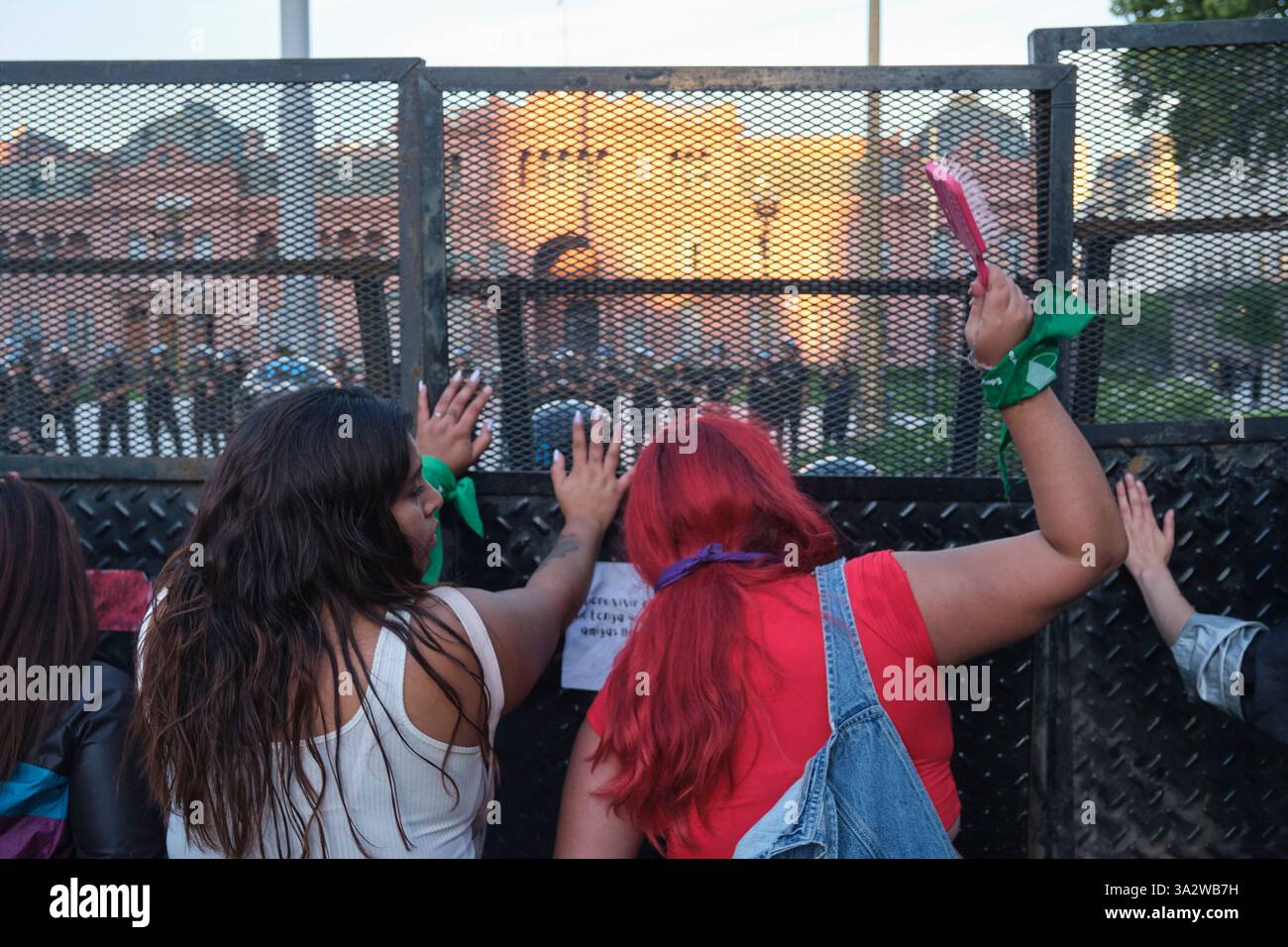 Equality equity fence hi-res stock photography and images - Alamy