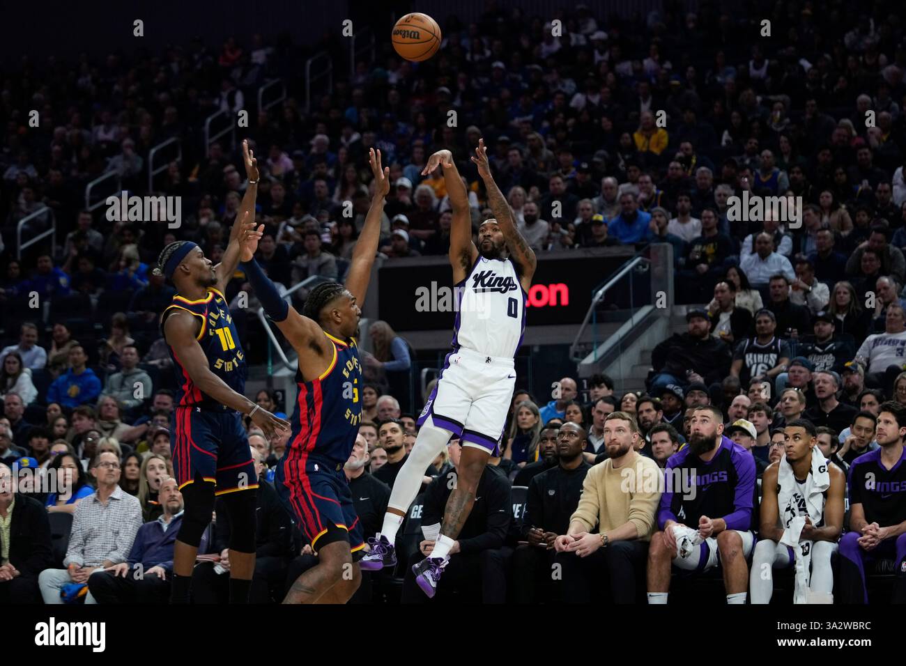 Sacramento Kings guard Malik Monk (0) shoots a 3-point basket over ...