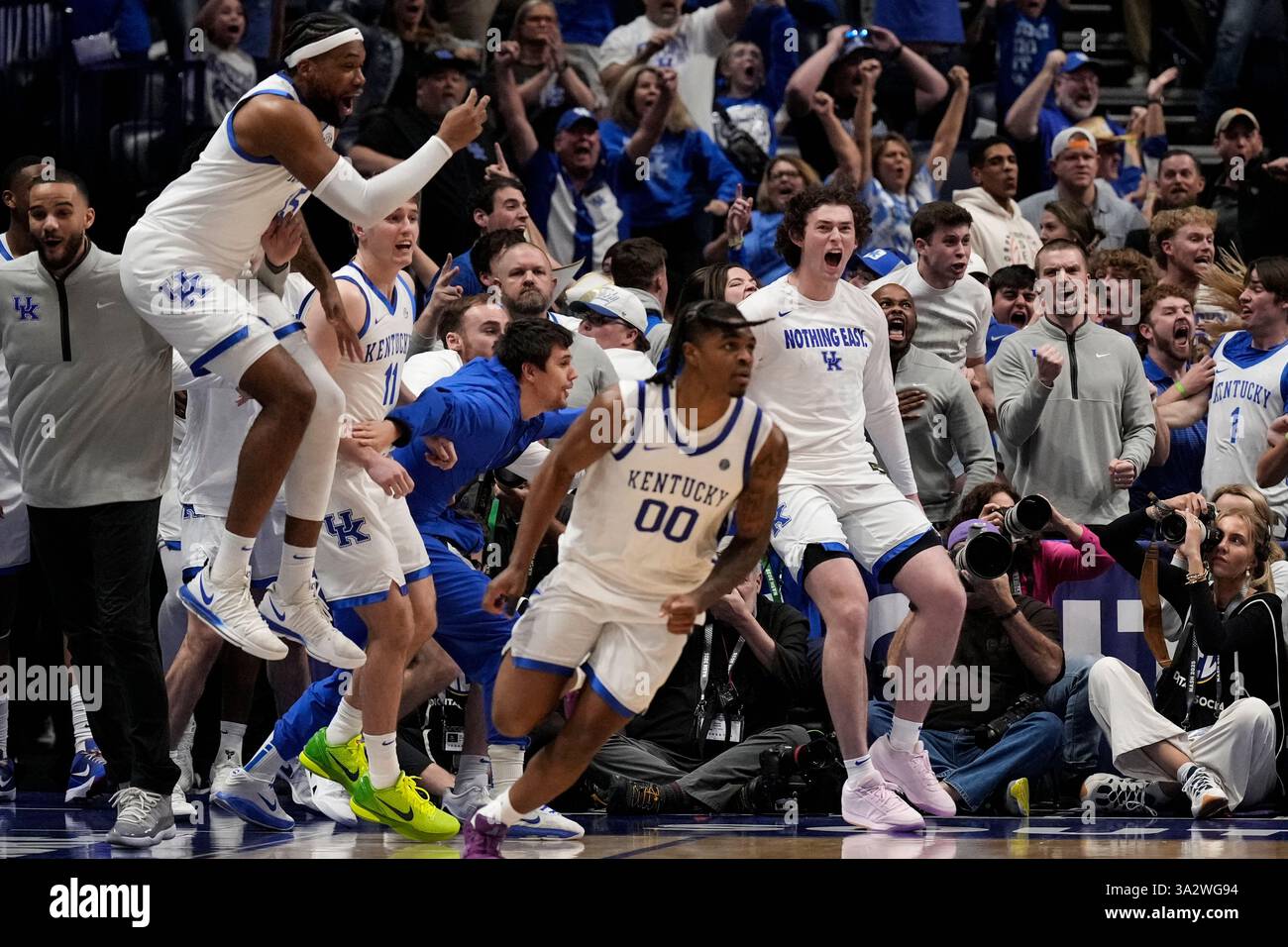 The Kentucky bench celebrates victory against Oklahoma after the second ...
