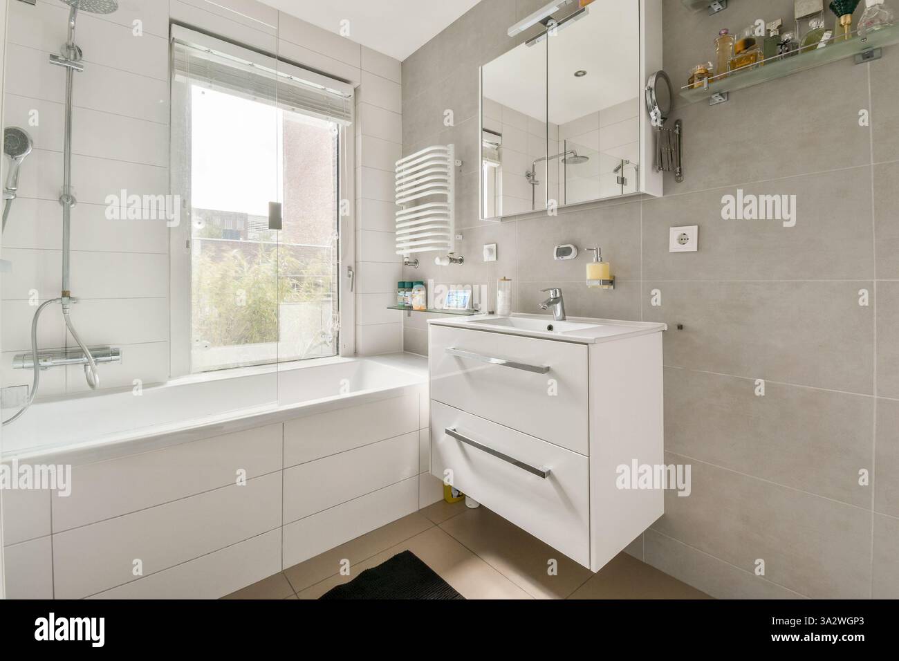 A sleek and contemporary bathroom featuring a bathtub, modern fixtures ...