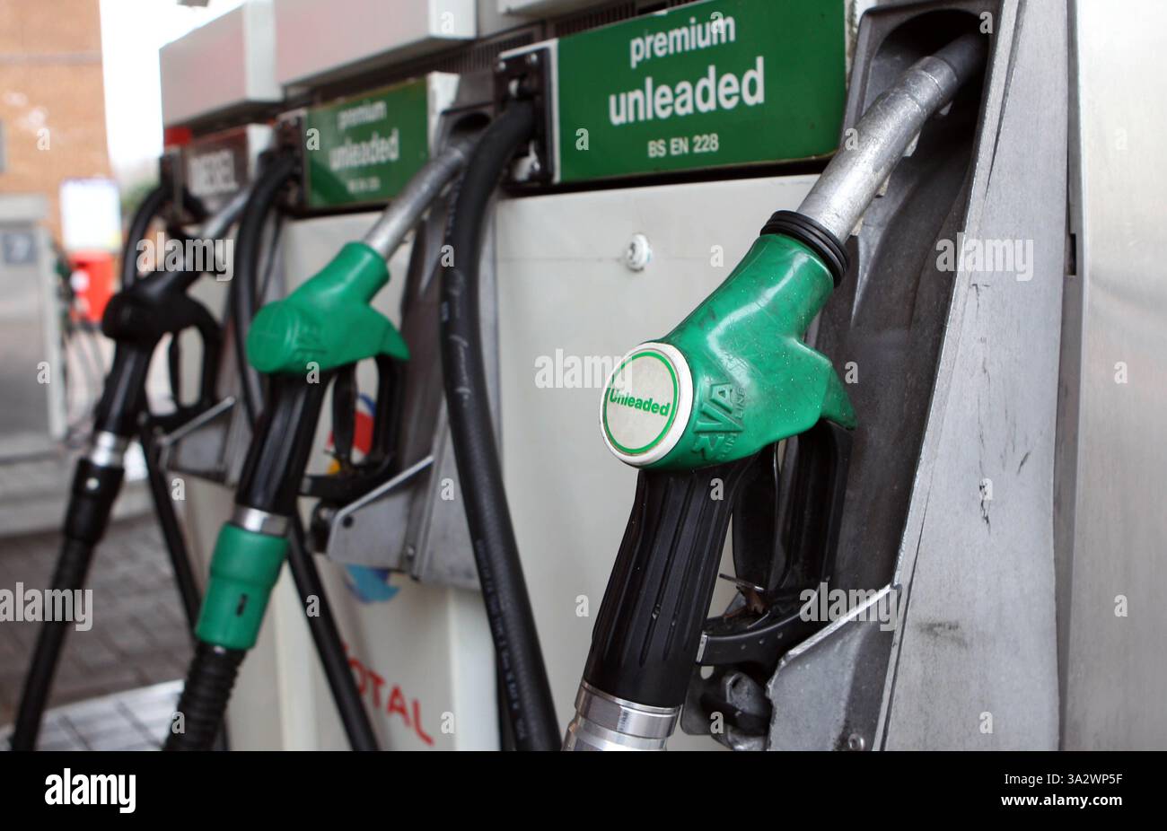 Fuel costs coming down hi-res stock photography and images - Alamy