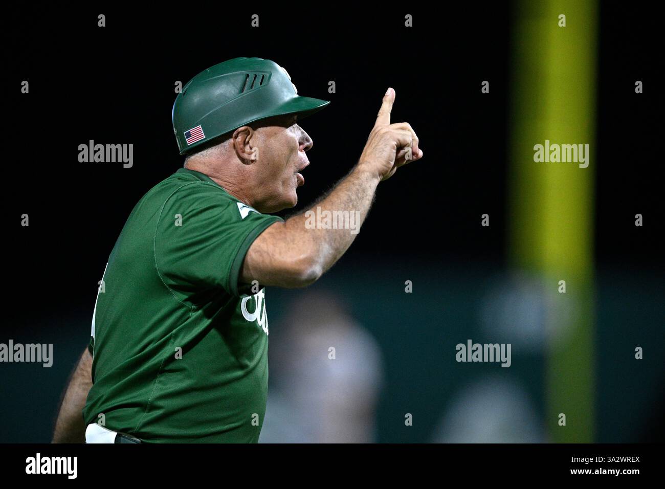 Stetson head coach Steve Trimper (4) argues a call during an NCAA ...