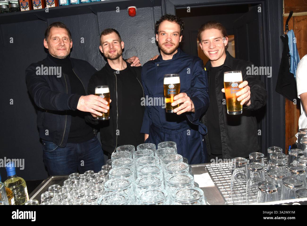 Michael Braeuner Wirt Ois Easy Jonathan Kroehne Betriebsleiter Ois Easy ...