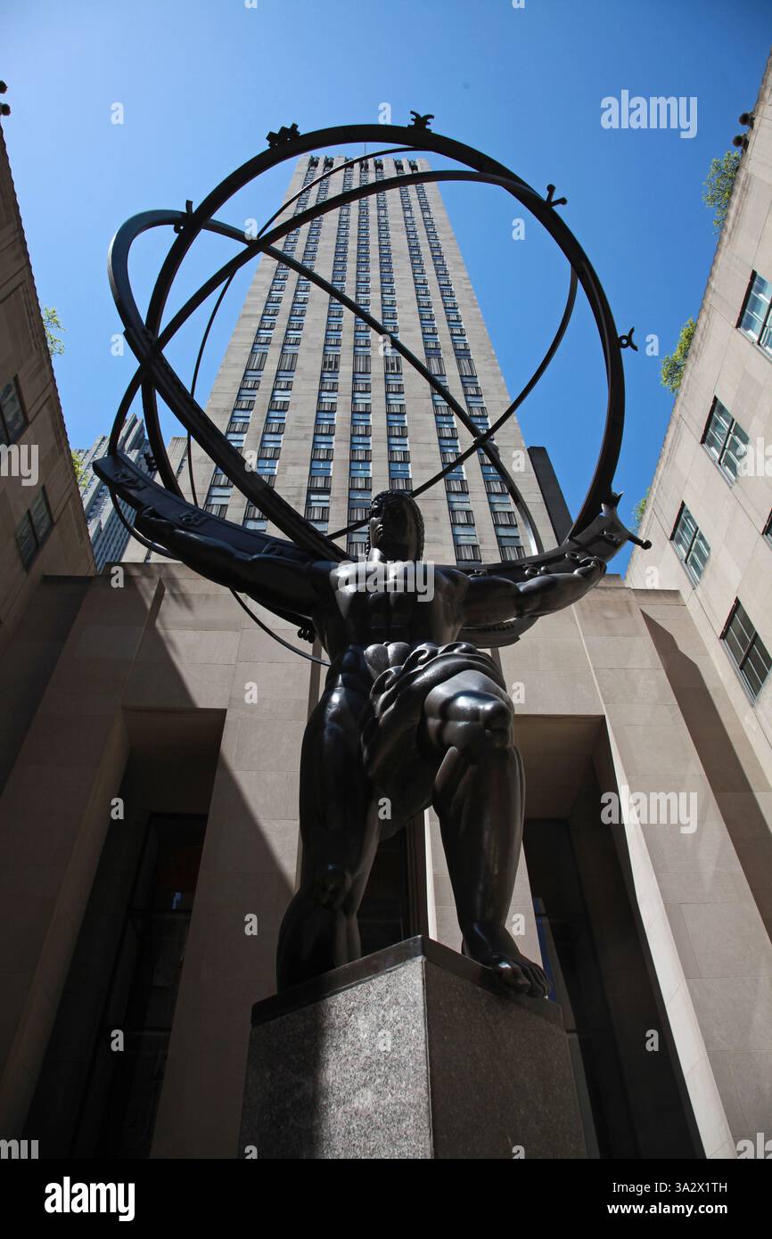 Atlas sculpture at the Rockefeller Center in New York city Stock Photo ...