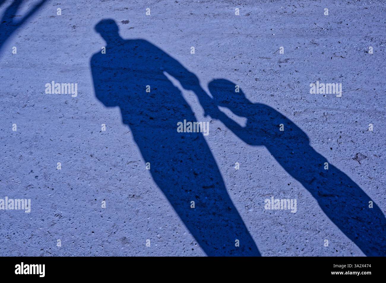 Achtung. Vorsicht vor Kindesmissbrauch , Schatten von Mann und Kind in ...