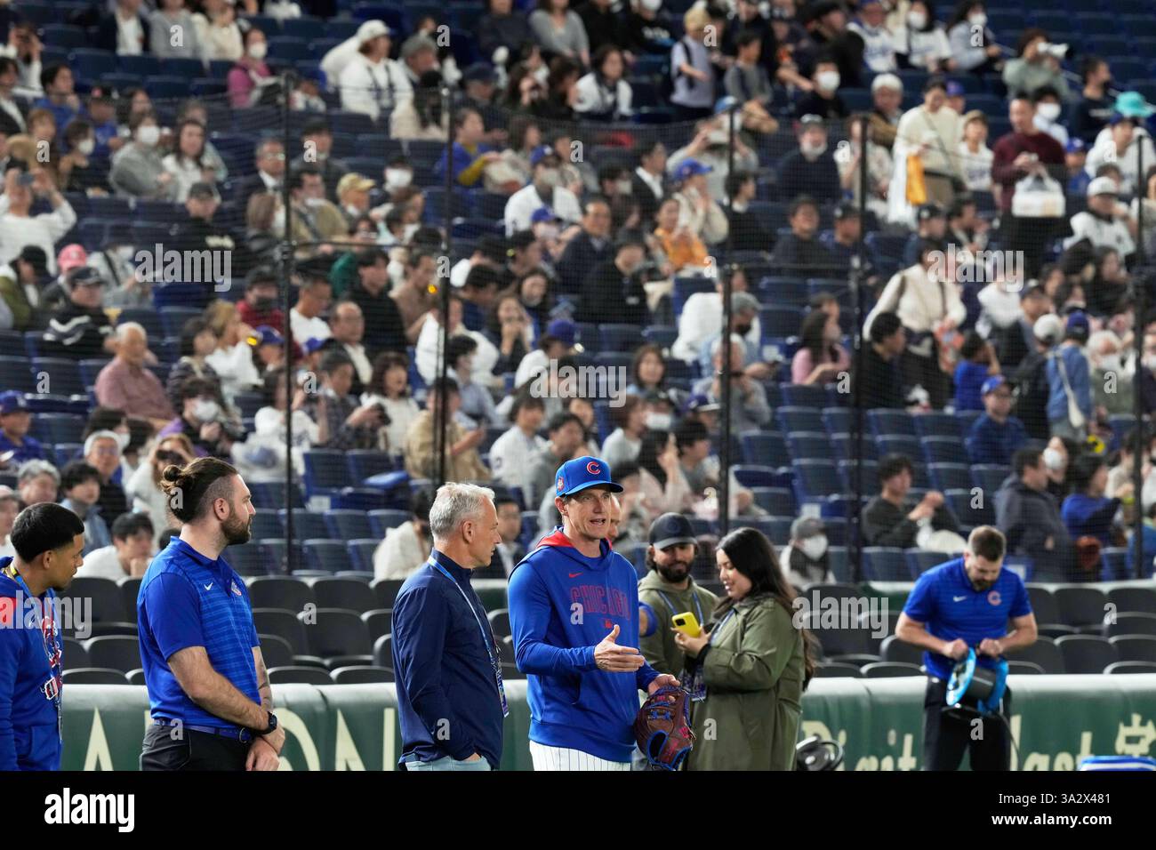 Craig Counsell, center, manager of the Chicago Cubs, speaks with an ...