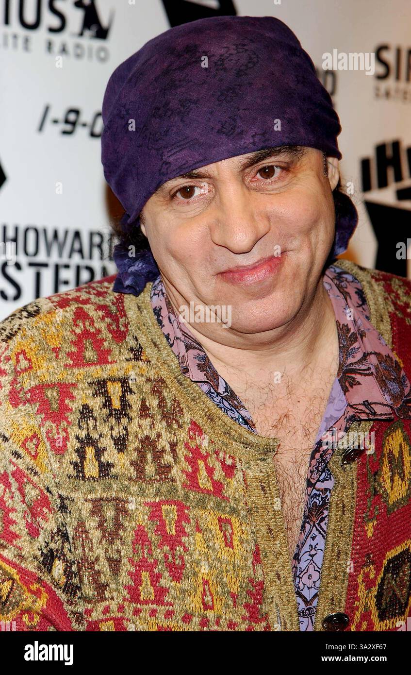May 8, 2002 - New York, NEW YORK - HOWARD STERN CELEBRATES HIS LAST DAY ...