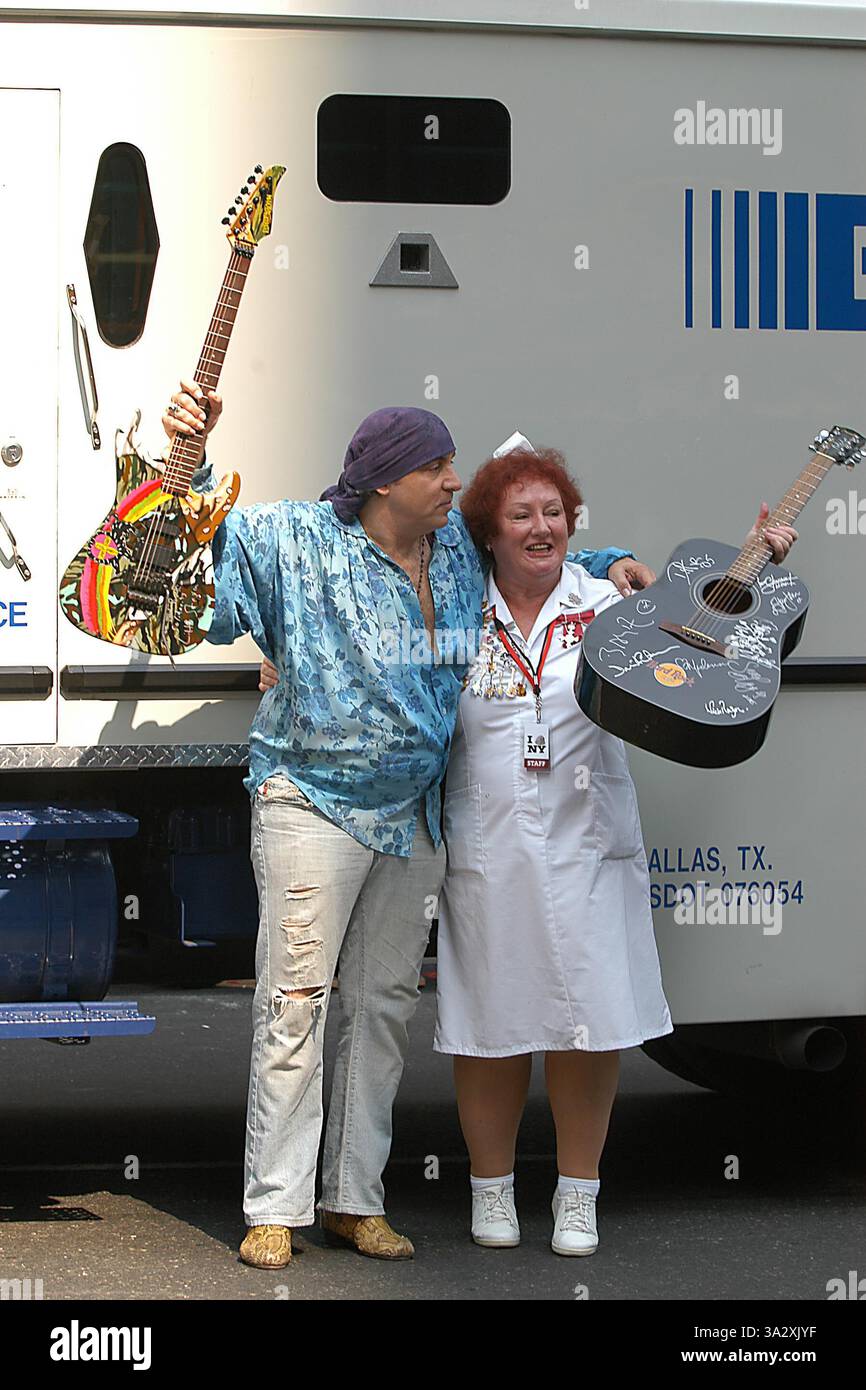 June 28, 2002 - K44493AR.HARD ROCK CAFE NEW YORK OPENS WITH THE WORLDS ...