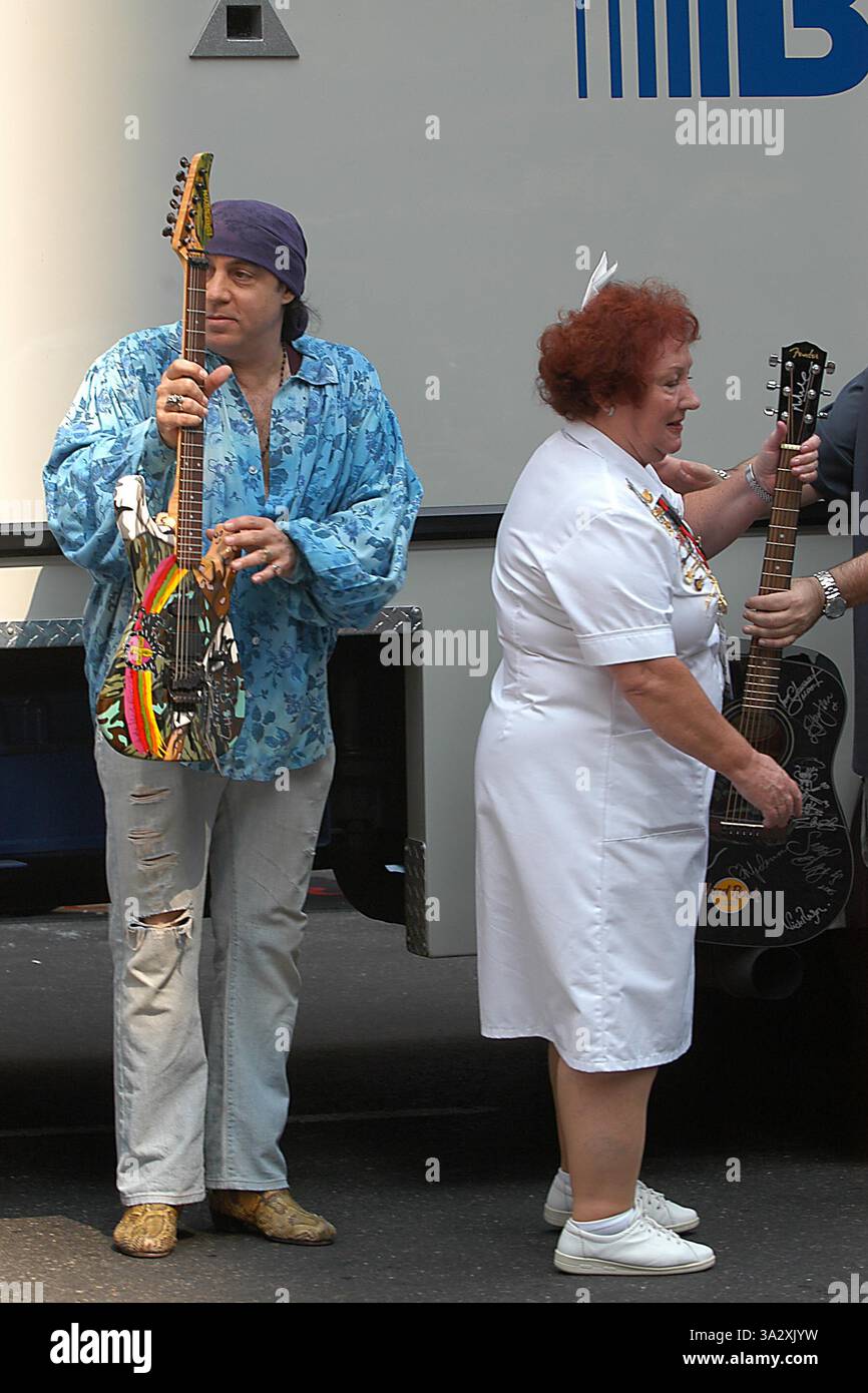 June 28, 2002 - K44493AR.HARD ROCK CAFE NEW YORK OPENS WITH THE WORLDS ...