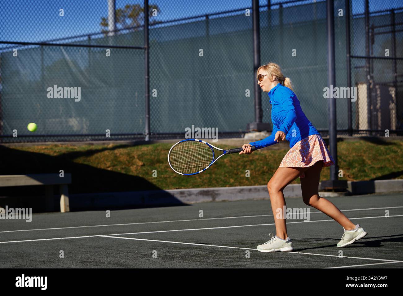 Tennis shadow female hi-res stock photography and images - Alamy