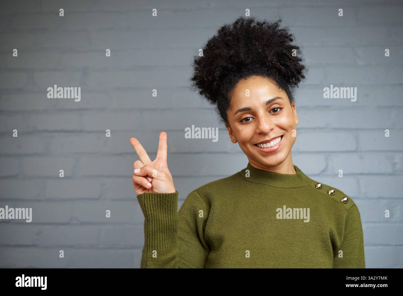 Woman making peace sign hi-res stock photography and images - Alamy