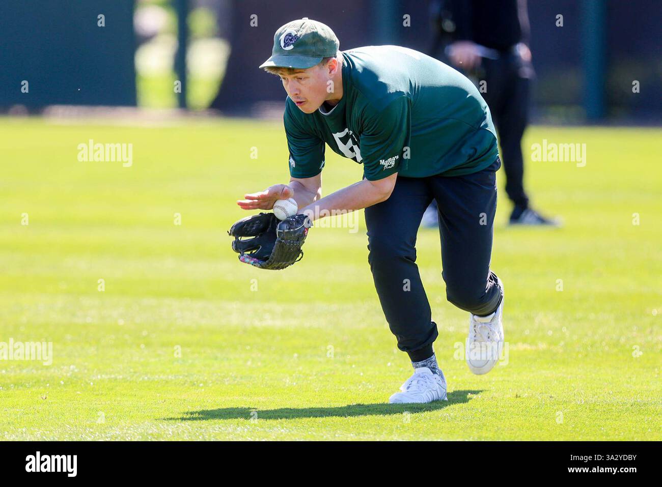 Bay Area News Group reporter Evan Webeck fields a ball during the ...