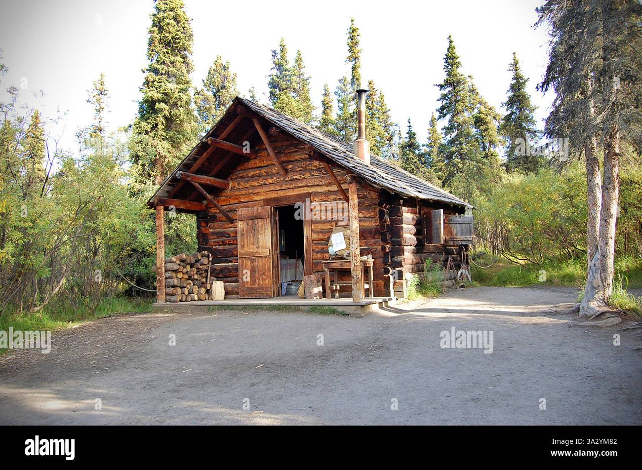 Rustic log cabin in hi-res stock photography and images - Alamy
