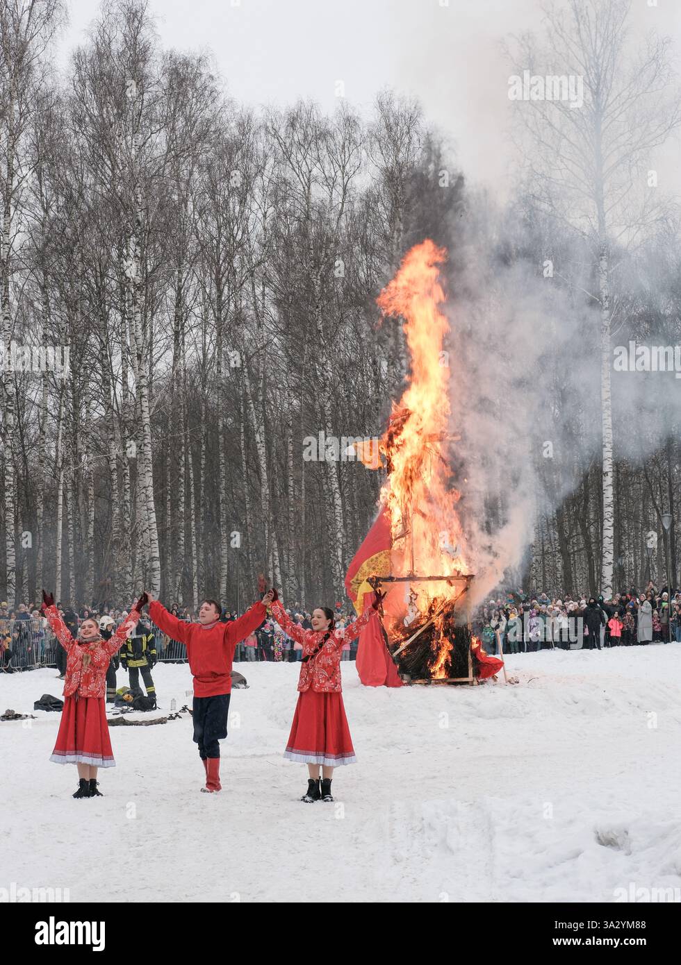 Maslenitsa celebration in the park, burning effigy and artists i Stock ...