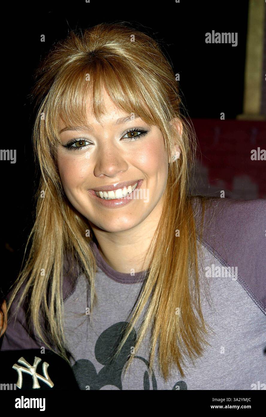 May 3, 2003 - K30395KJ SD05/03.HILARY DUFF .SIGNING COPIES OF THE MUSIC ...