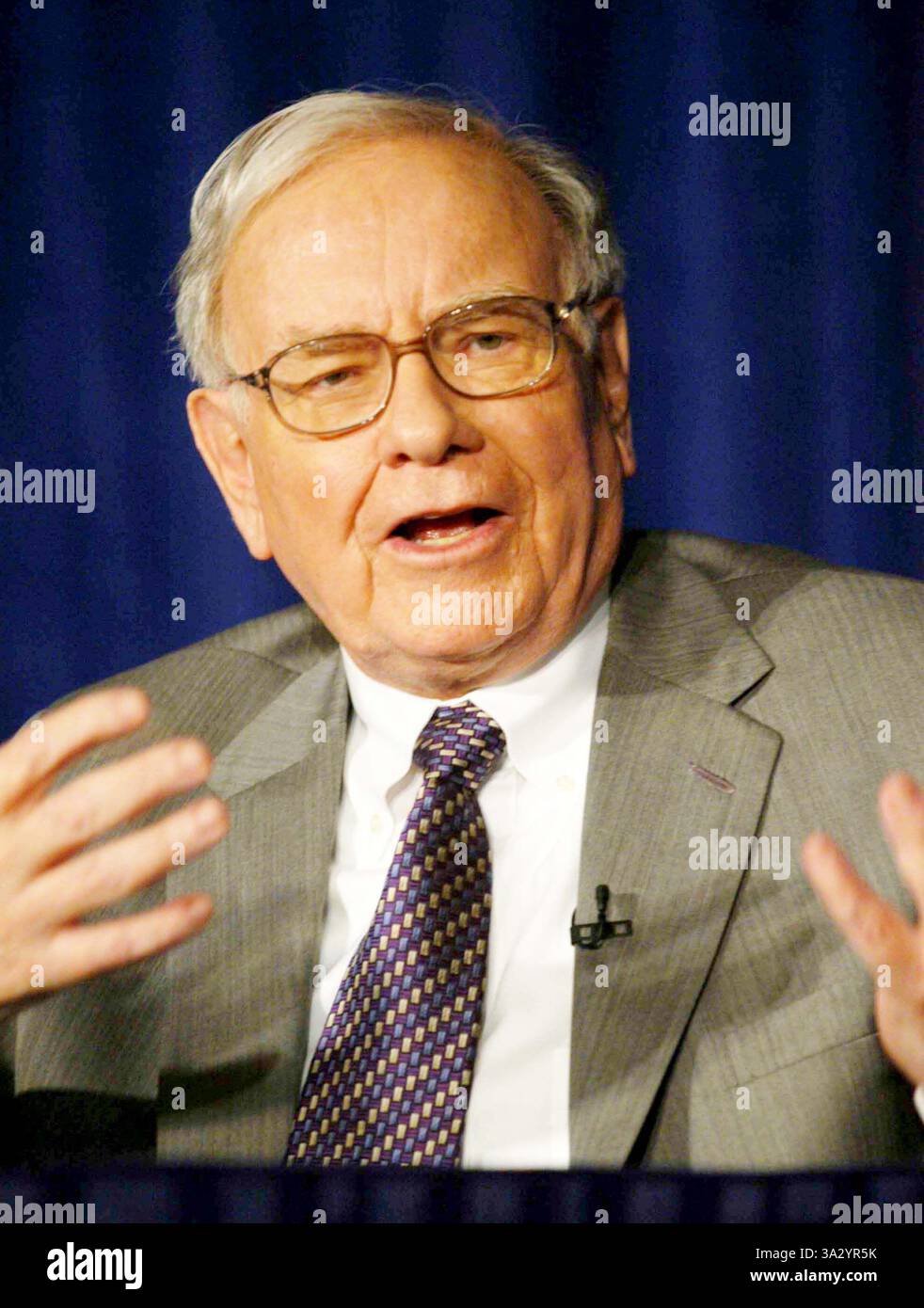 Warren buffet 2003 hi-res stock photography and images - Alamy