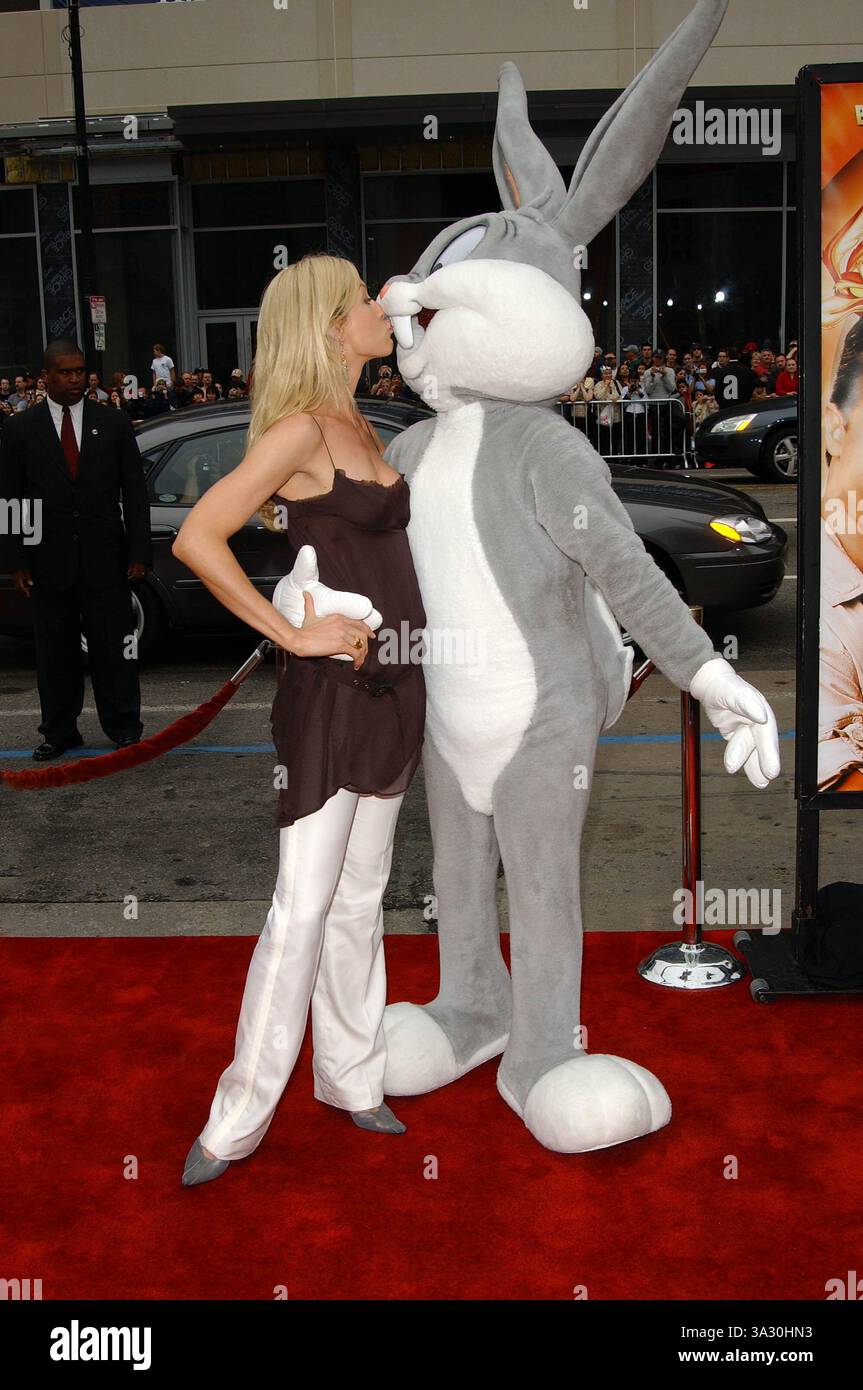 Jenna elfman bugs bunny looney hi-res stock photography and images - Alamy