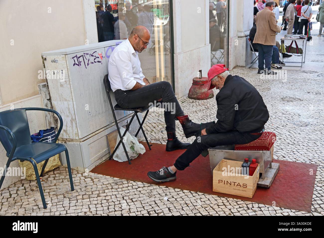 Shoe shine man, Lisbon Stock Photo - Alamy