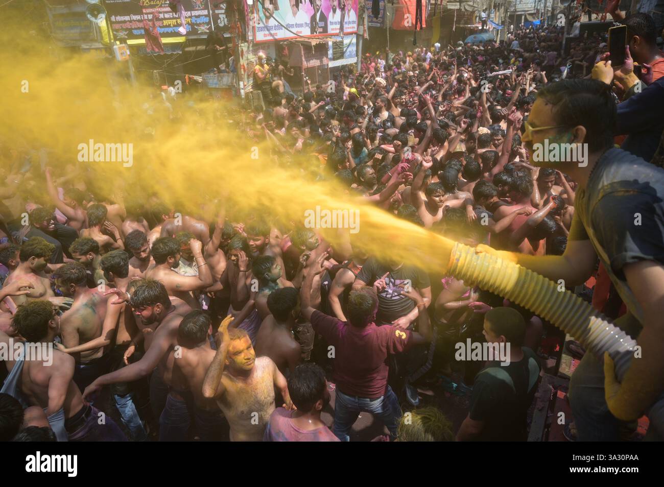 Prayagraj, Uttar Pradesh, India. 14th Mar, 2025. Prayagraj: People participating in 'Kapdafaad ...