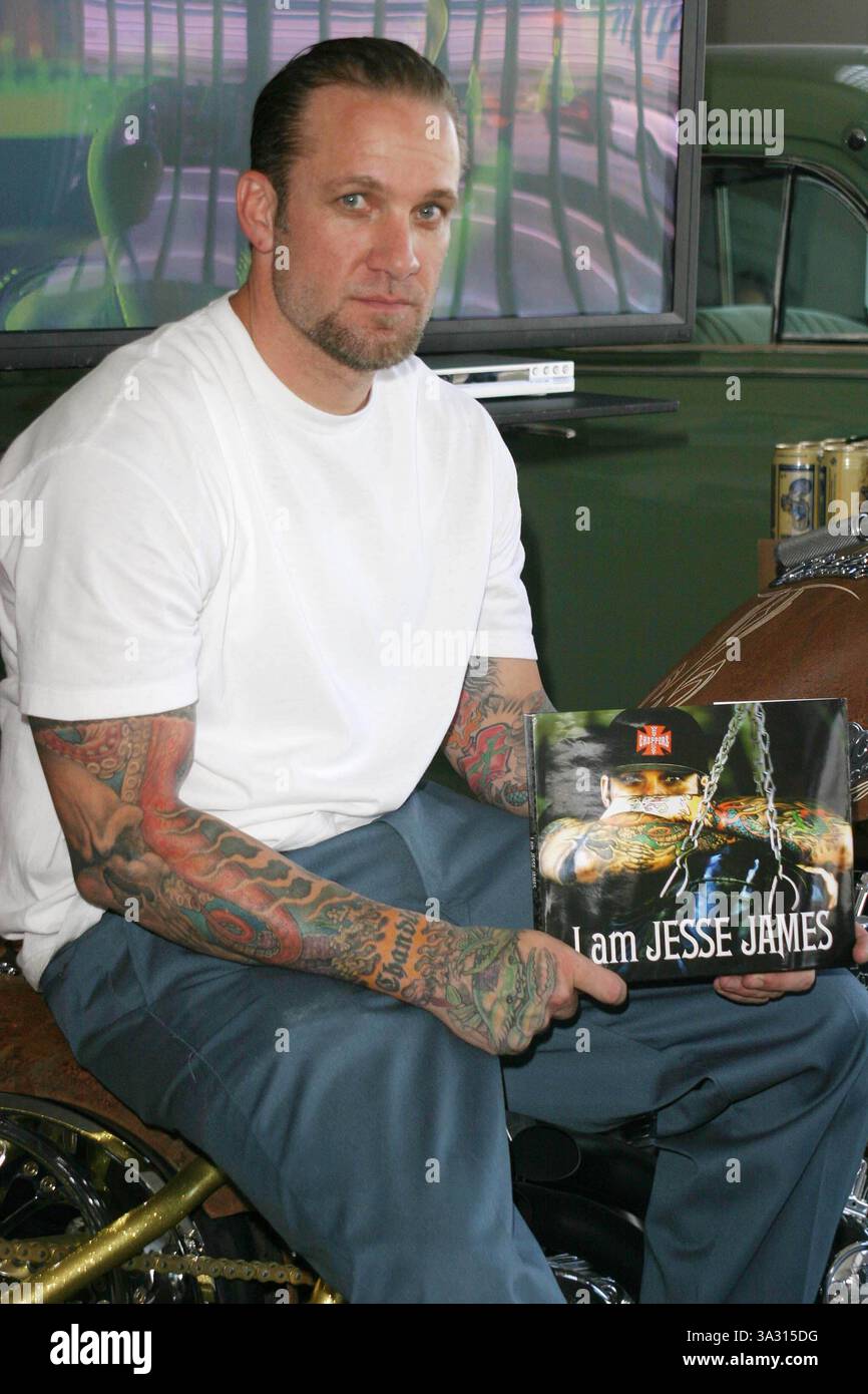 May 7, 2004 - Los Angeles, CALIFORNIA, USA - JESSE JAMES SIGNS ADVANCE ...