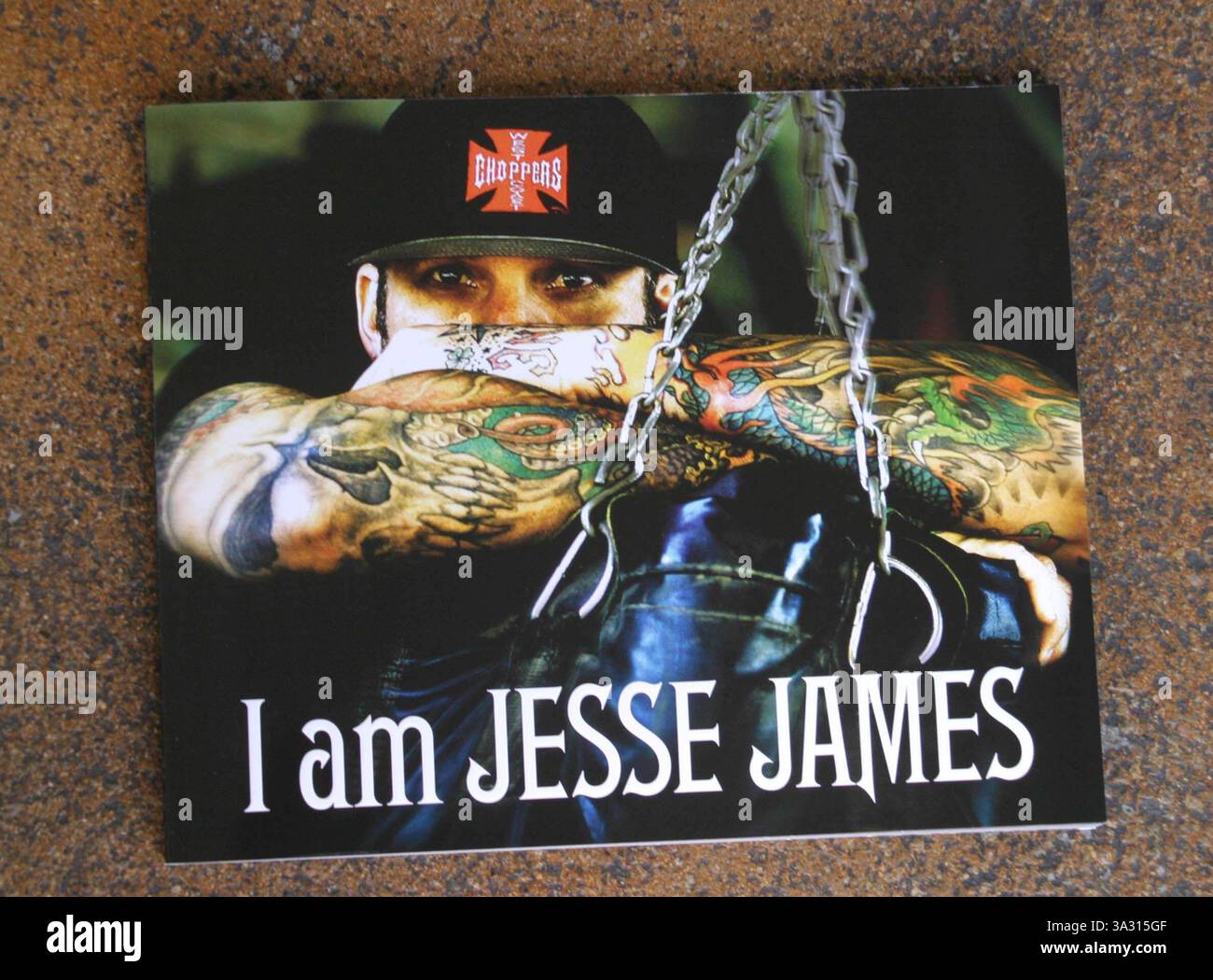 May 7, 2004 - Los Angeles, CALIFORNIA, USA - JESSE JAMES SIGNS ADVANCE ...