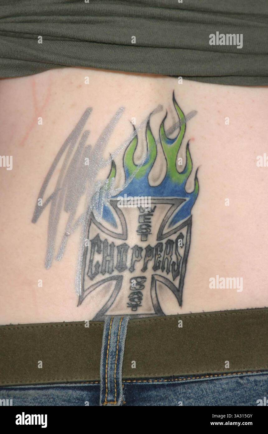 May 7, 2004 - Los Angeles, CALIFORNIA, USA - JESSE JAMES SIGNS ADVANCE ...