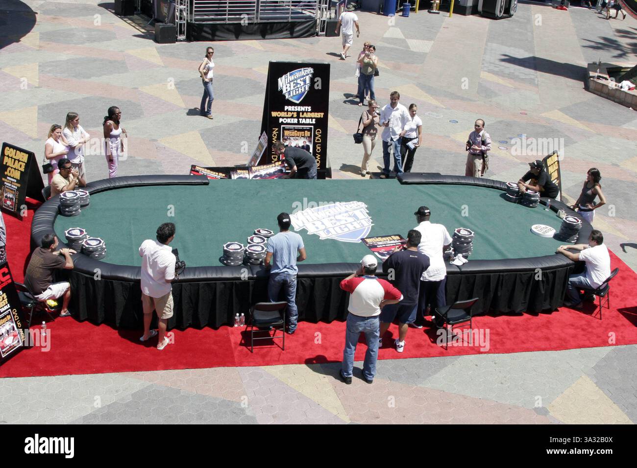 July 25, 2005 - Hollywood, CALIFORNIA, USA - POKER TABLE -.THE WORLDS ...