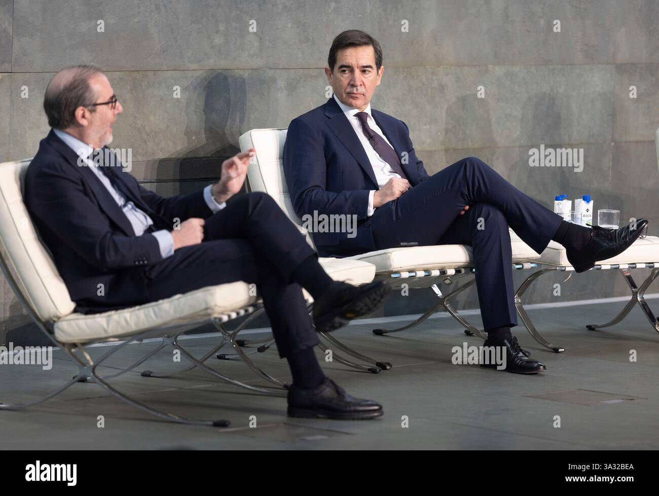 The CEO of Banco Santander, Héctor Grisi (left), and the Chairman and ...