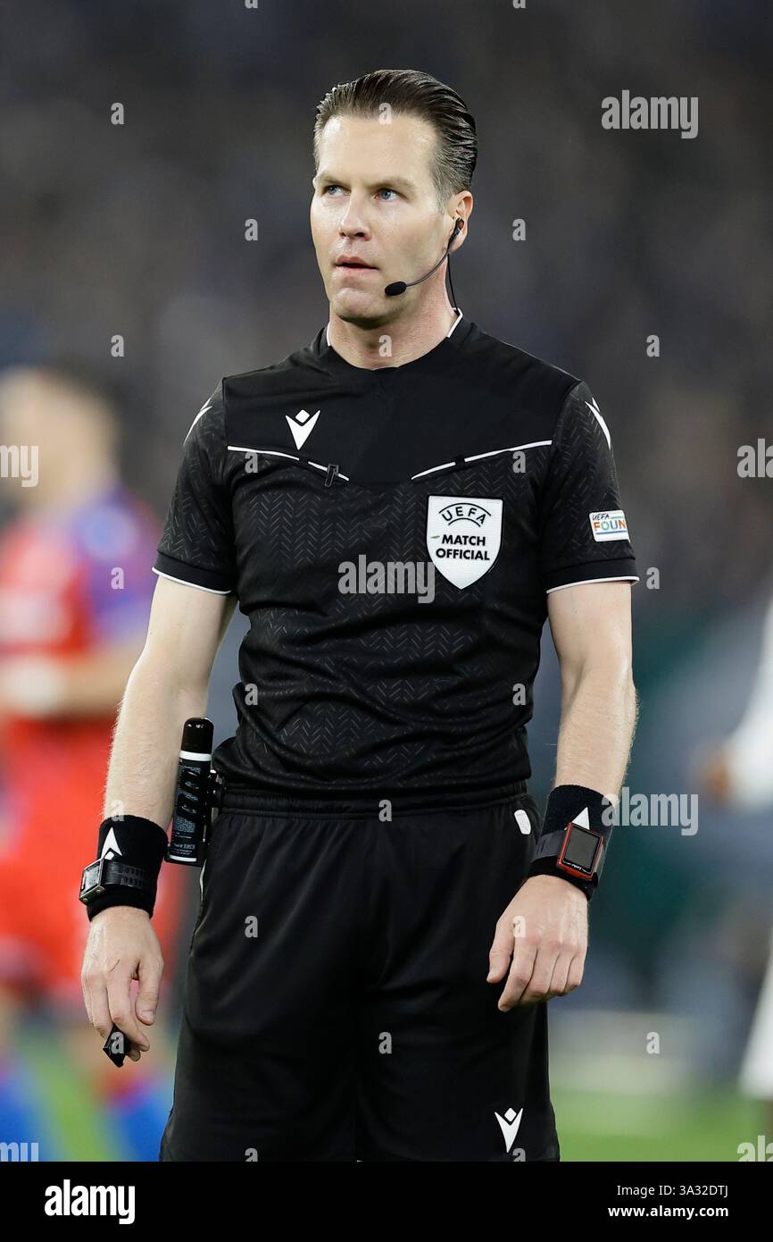 Dutch referee Danny Makkelie during during UEFA Europa League Round of ...