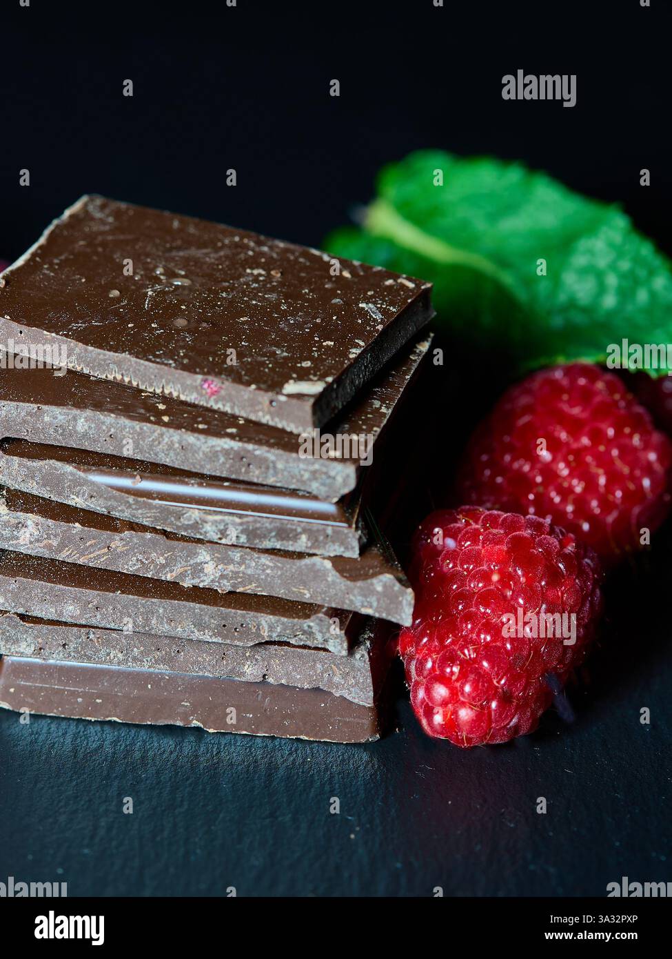 Dark chocolate pieces leaf hi-res stock photography and images - Alamy
