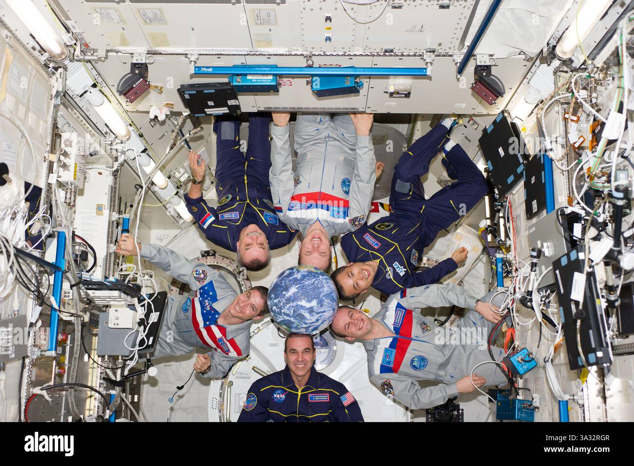 Feb. 22, 2014 - ..Expedition 38 crew members pose for an in-flight crew ...