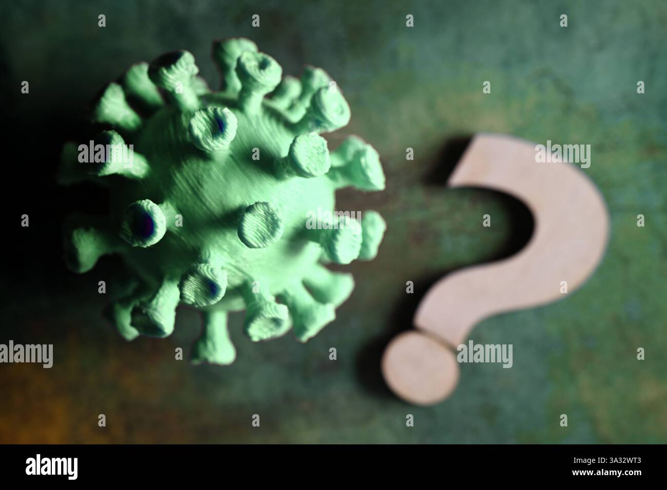 Coronavirus-Modell und Fragezeichen, Symbolfoto zum unbekannten ...