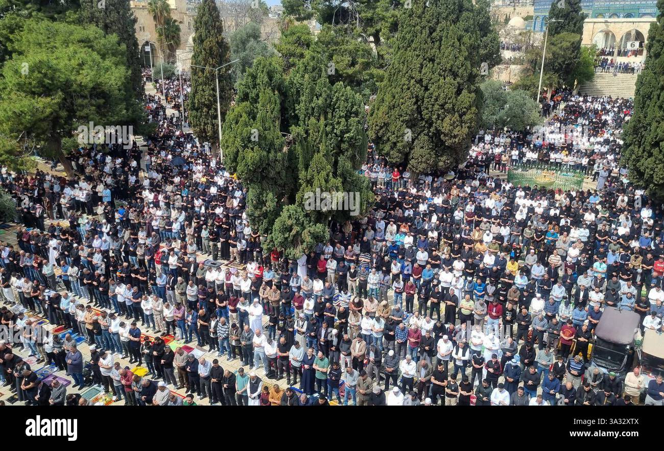 Thousands of Palestinian worshipers gather to perform the second Friday ...