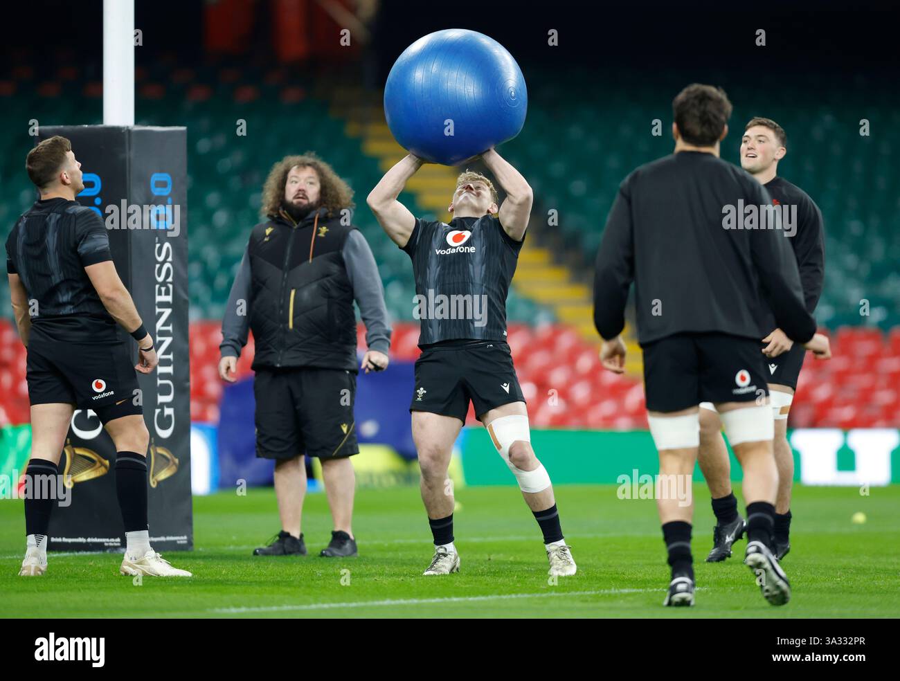 Wales' Jac Morgan (centre) during a captain's run at Principality ...