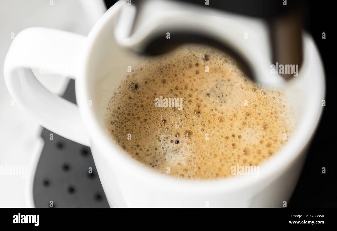 Ein fertig zubereiteter Kaffee ist in einer Tasse in einer Senseo ...