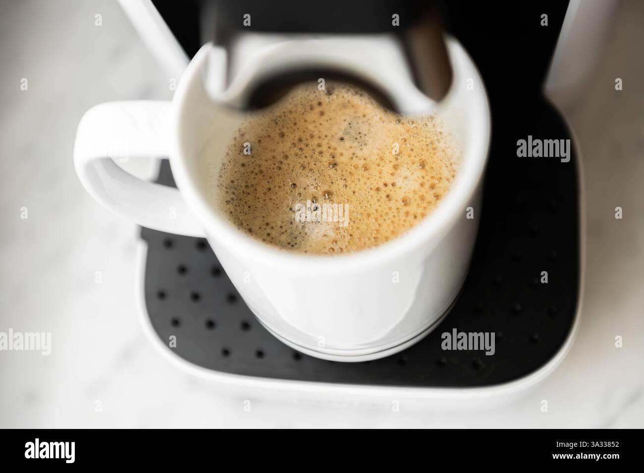 Ein fertig zubereiteter Kaffee ist in einer Tasse in einer Senseo ...