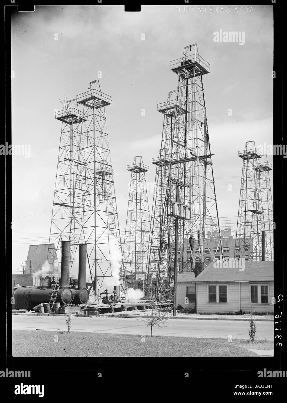Oil wells 1900s Black and White Stock Photos & Images - Alamy