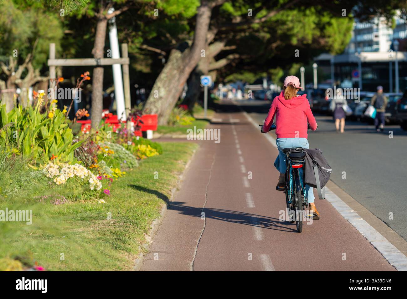 Back bicycle wheel legs hi-res stock photography and images - Alamy