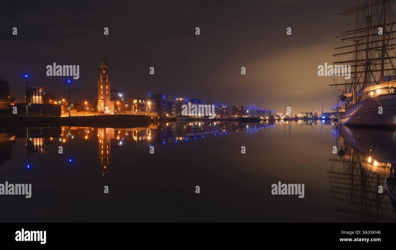 View of the New Harbour in Bremerhaven at night, Bremerhaven, Bremen ...