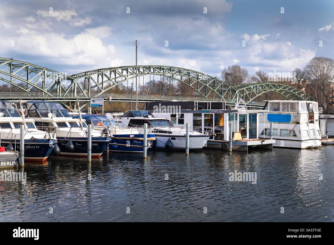Berlin, der Fluss Havel in Spandau zwischen Eiswerderbrücke mit ...