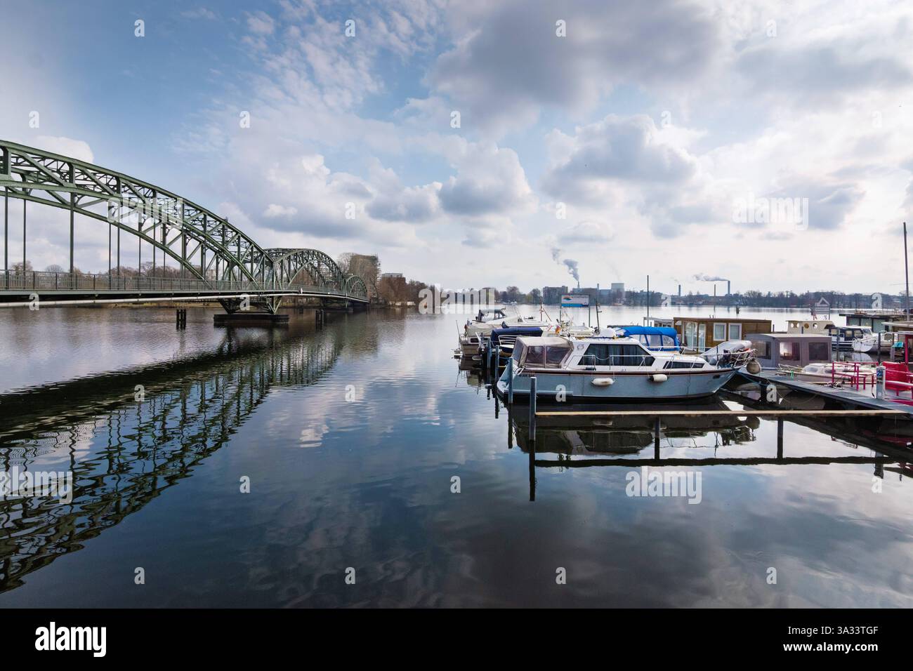 Berlin, der Fluss Havel in Spandau zwischen Eiswerderbrücke mit ...