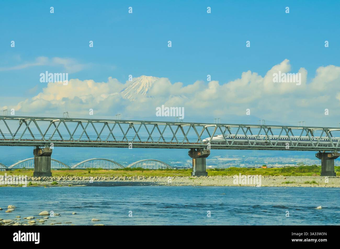 Mount fuji shinkansen train hi-res stock photography and images - Alamy
