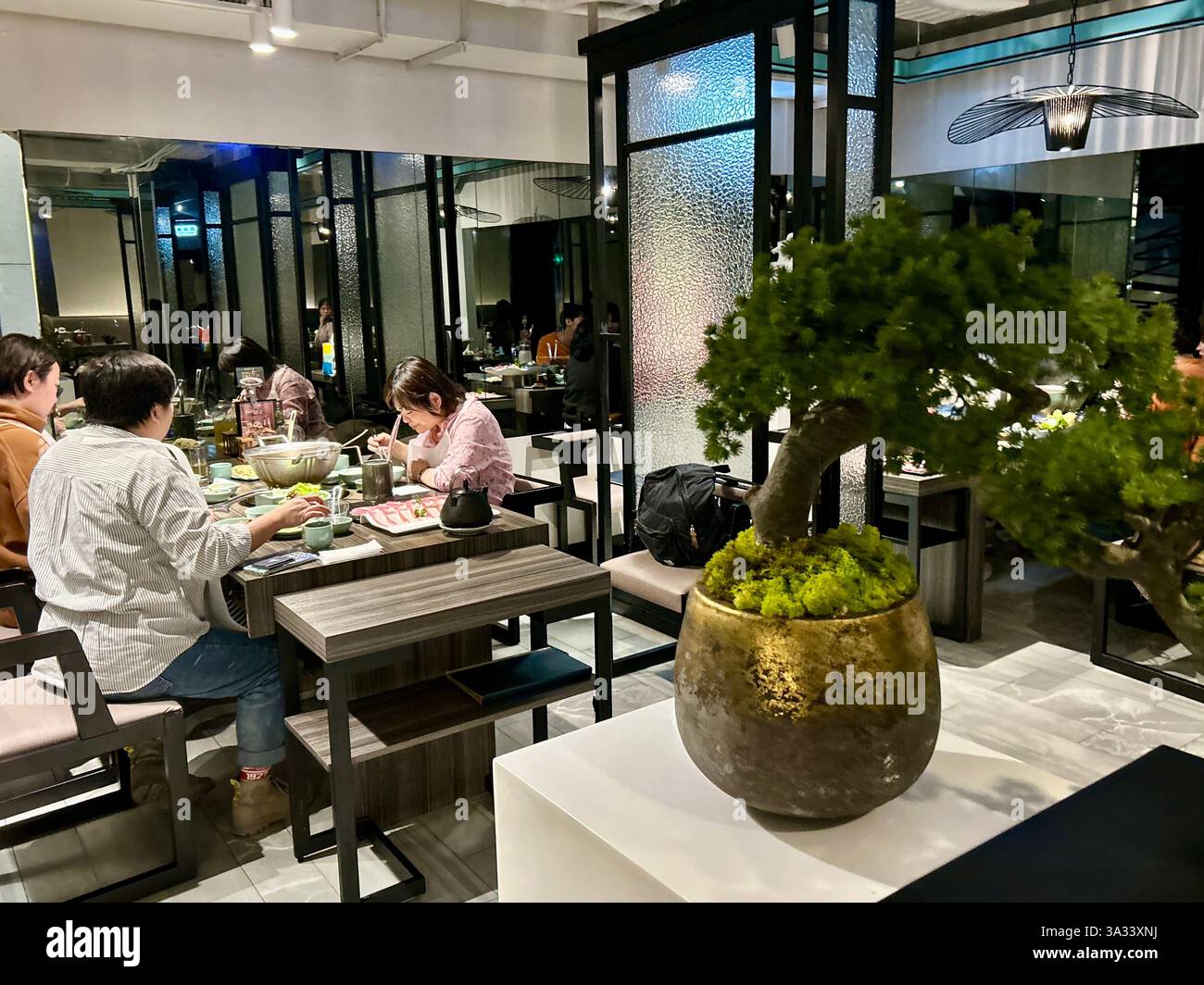 Visiting the restaurant smartphone stock photos and images - Alamy