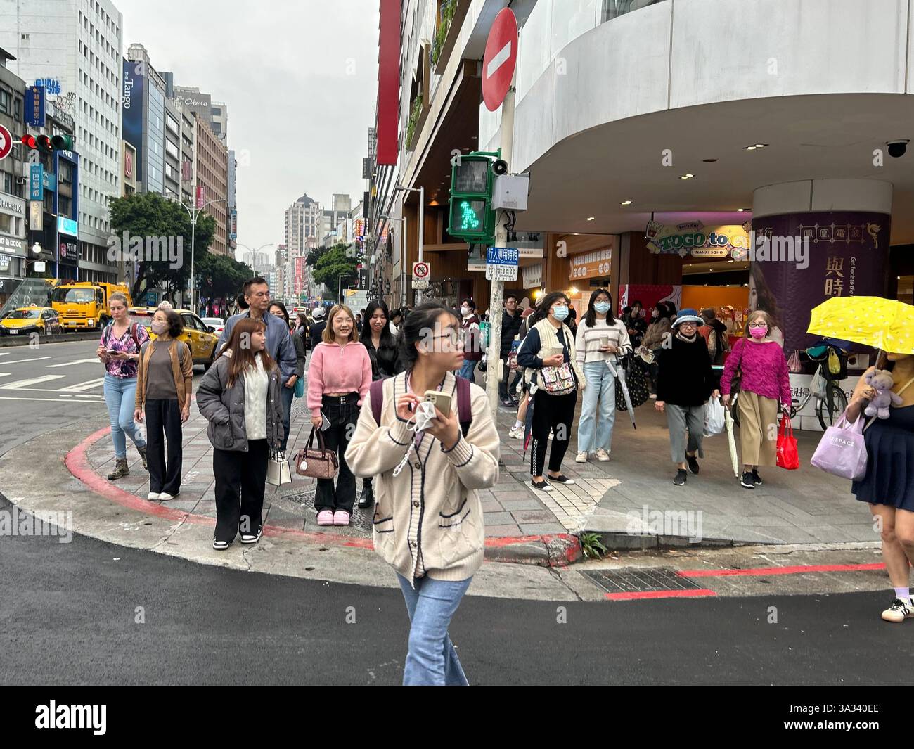 Taipei, Taiwan, Crowd People, Walking, Shopping, Taiwanese Department ...